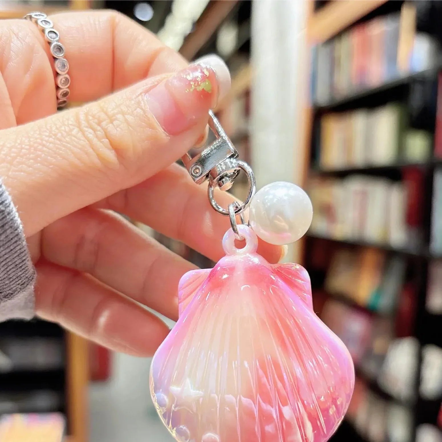 Ocean Gleaming Shell Pearl Keychain